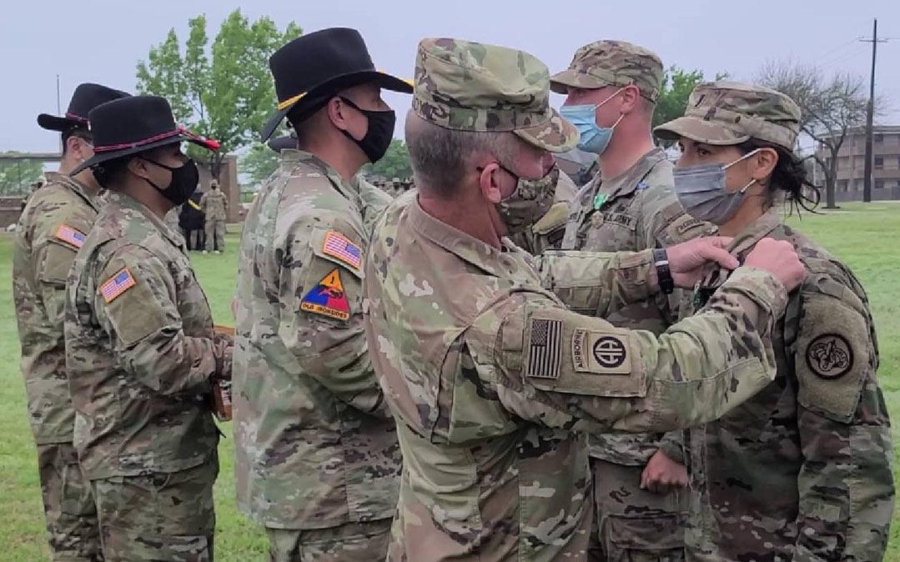 Platoon Leader 1st Lt. Maria Eggers is the First Latina to Earn Expert ...